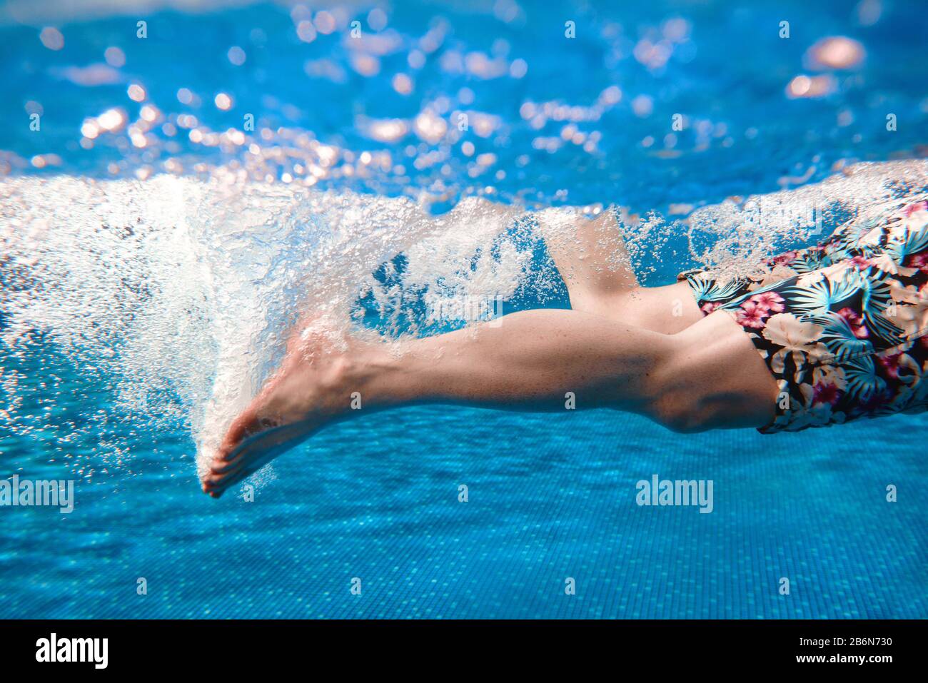 Hotel woman underwater in pool -Fotos und -Bildmaterial in hoher ...
