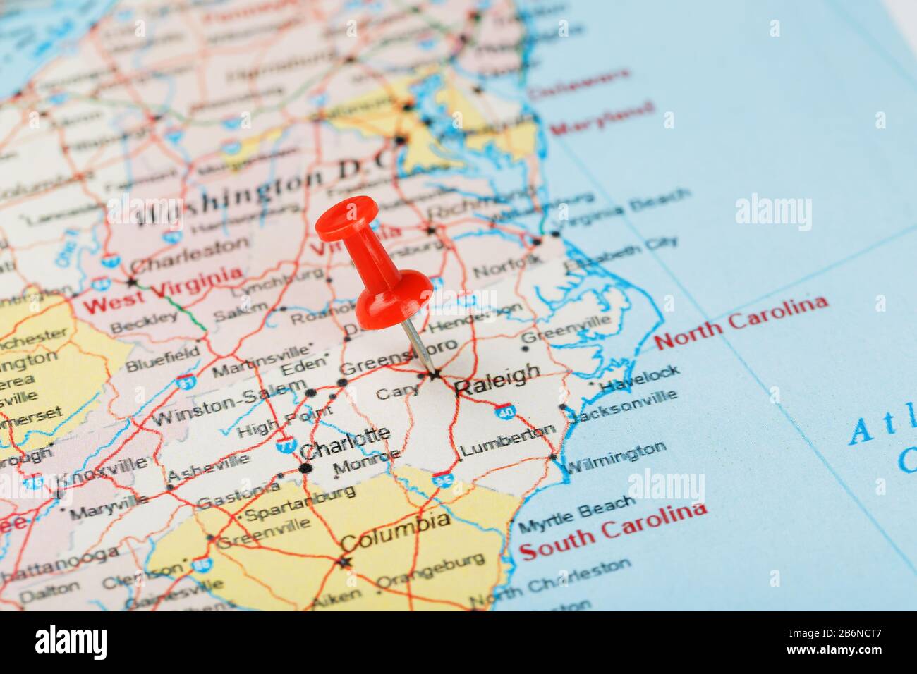 Rote Schreibnadel auf einer Karte der USA, South North Carolina und der ... Rote Schreibnadel auf einer Karte der USA, South North Carolina und der ...
