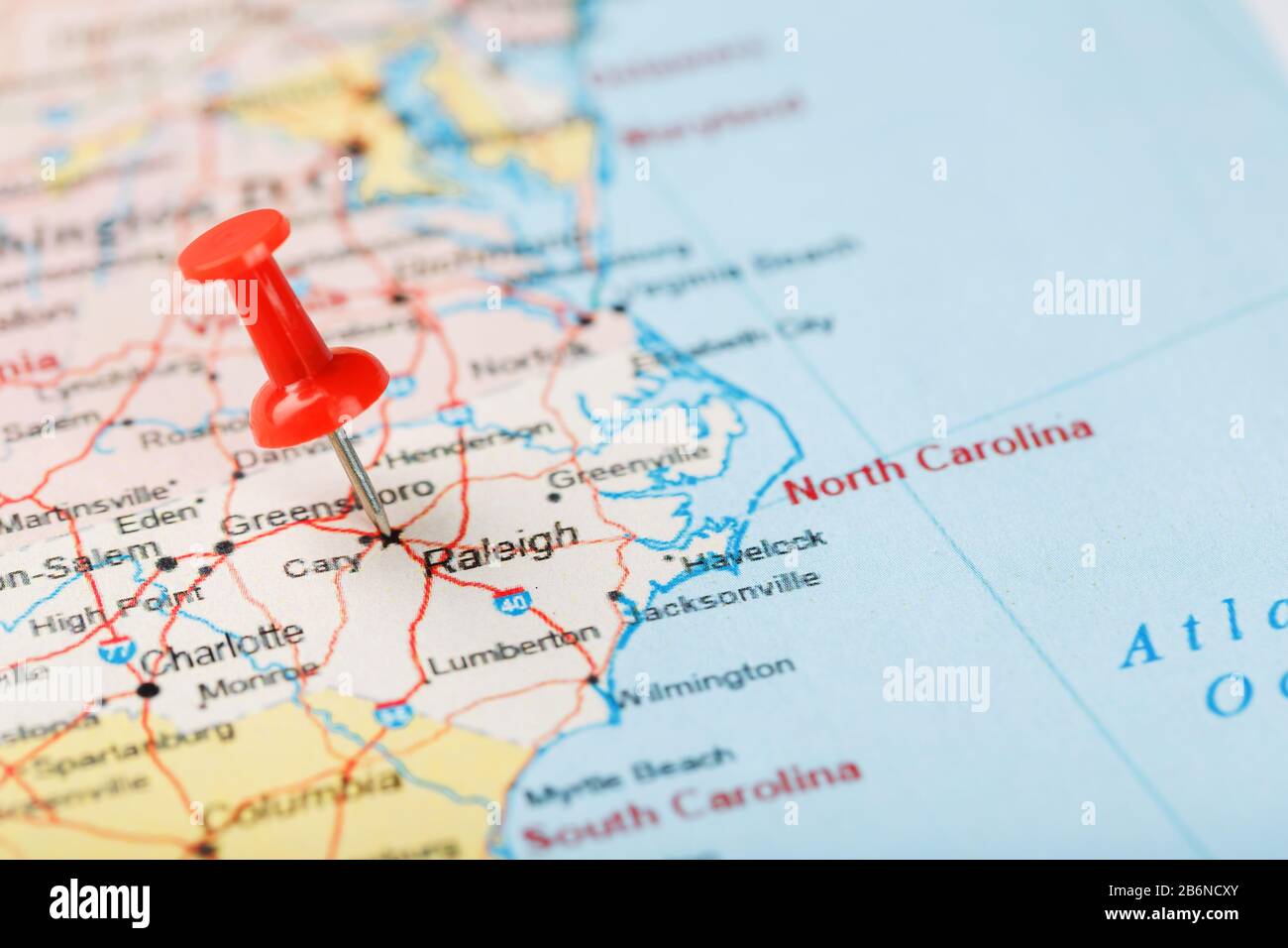 Rote Schreibnadel auf einer Karte der USA, South North Carolina und der ... Rote Schreibnadel auf einer Karte der USA, South North Carolina und der ...