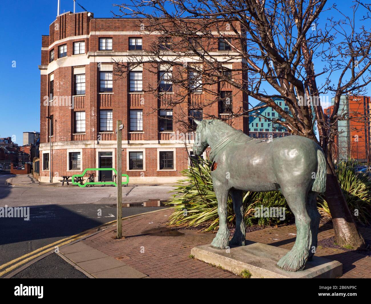 Dray Horse Sculpture im Tetley Center for Contemporary Art in der Art ...