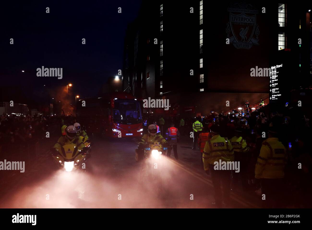 Liverpool football team bus arrives -Fotos und -Bildmaterial in hoher ...