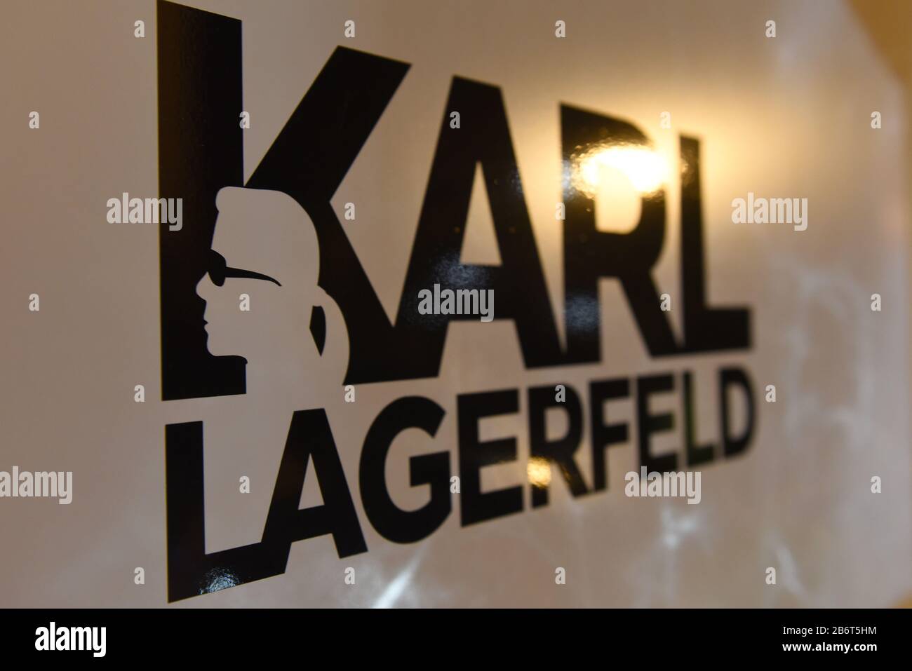 Karl lagerfeld logo -Fotos und -Bildmaterial in hoher Auflösung – Alamy