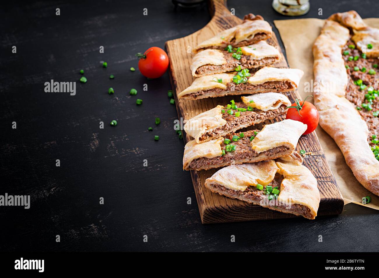 Arab pizza -Fotos und -Bildmaterial in hoher Auflösung – Alamy