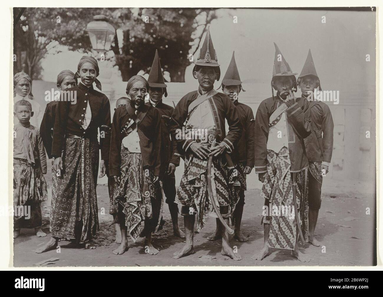 Spitze kopfbedeckung tragen Stockfotos und -bilder Kaufen - Alamy