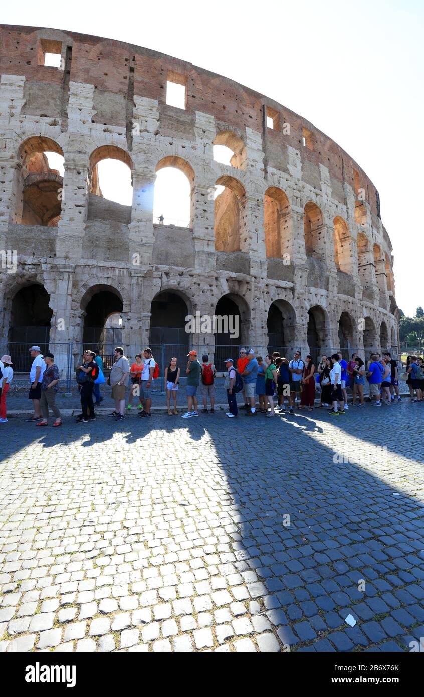 Leitartikel - Kolosseum, Rom - Italien 16. Juni 2019: Touristen warten ...