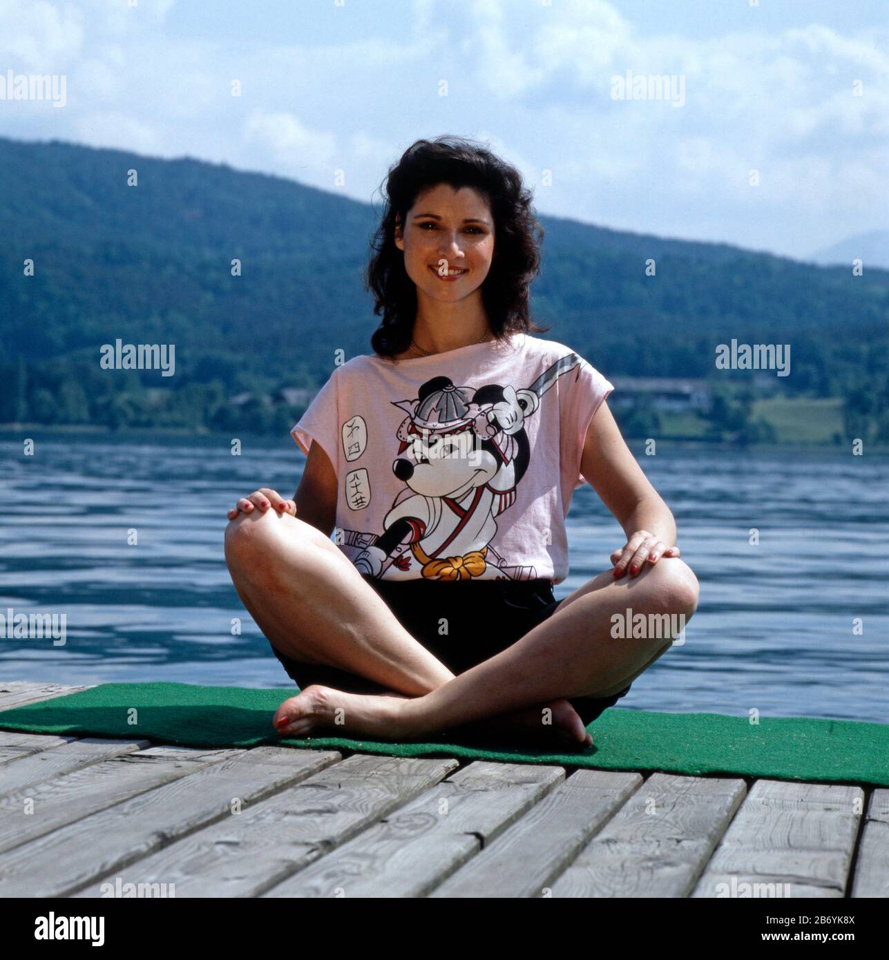 Sonja Tuchmann, deutsche Schauspielern, beim Posieren an einem See ...