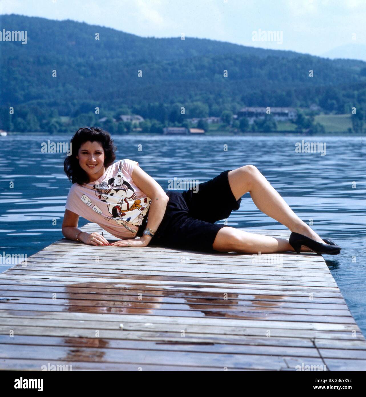 Sonja Tuchmann, deutsche Schauspielern, beim Posieren an einem See ...