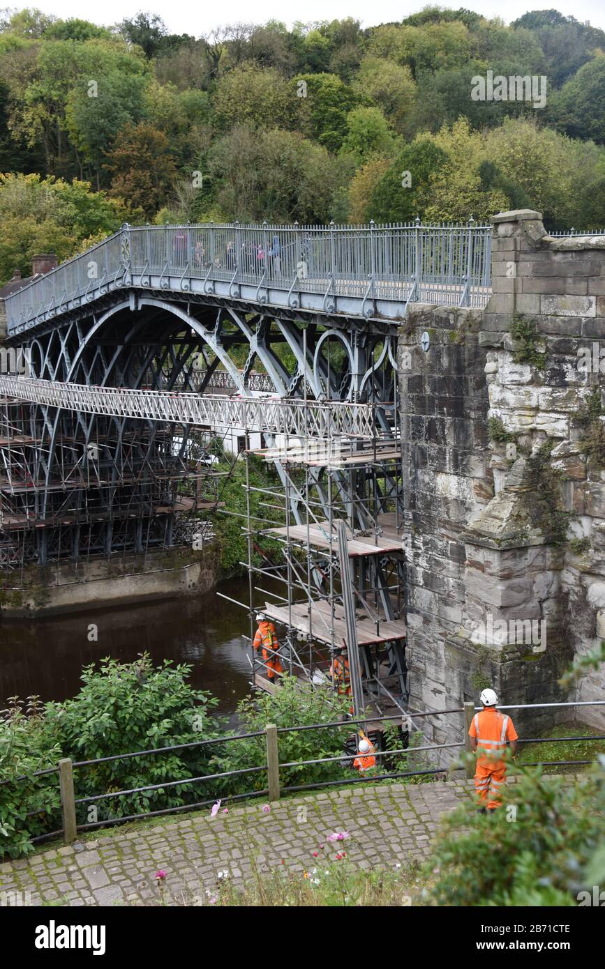 Cast of suits -Fotos und -Bildmaterial in hoher Auflösung – Alamy