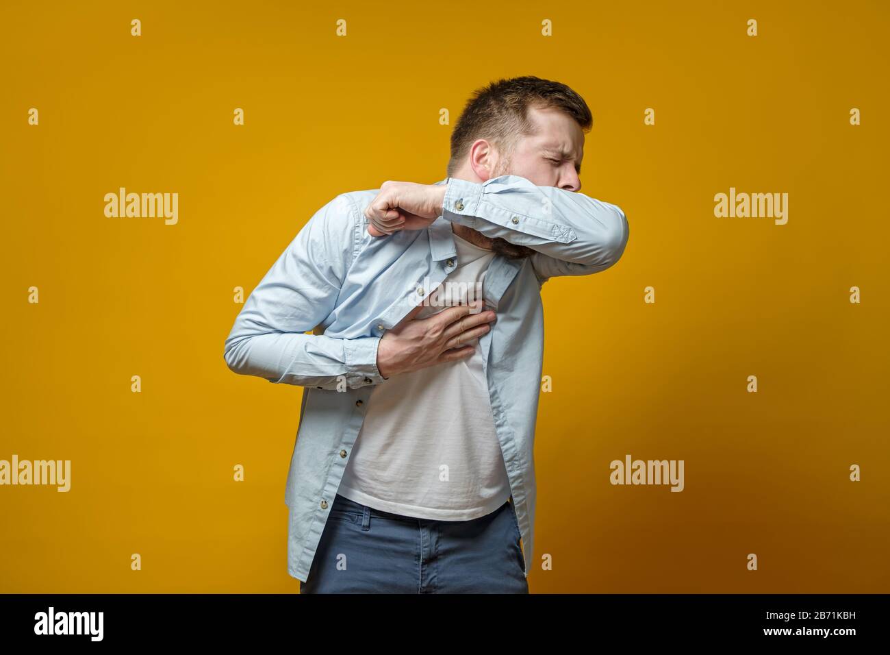 Husten im ellbogen -Fotos und -Bildmaterial in hoher Auflösung – Alamy