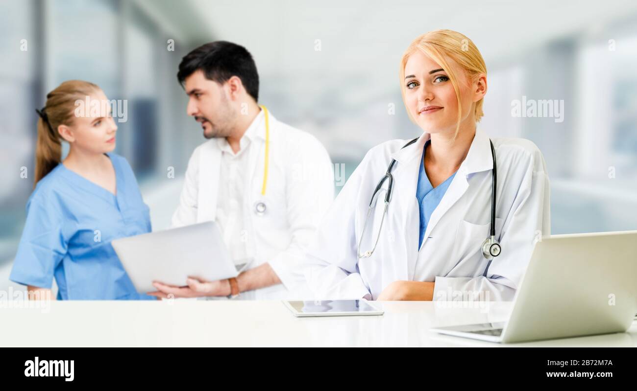 Healthcare "Volk"-Gruppe. Professionelle Arzt im Krankenhaus oder ...