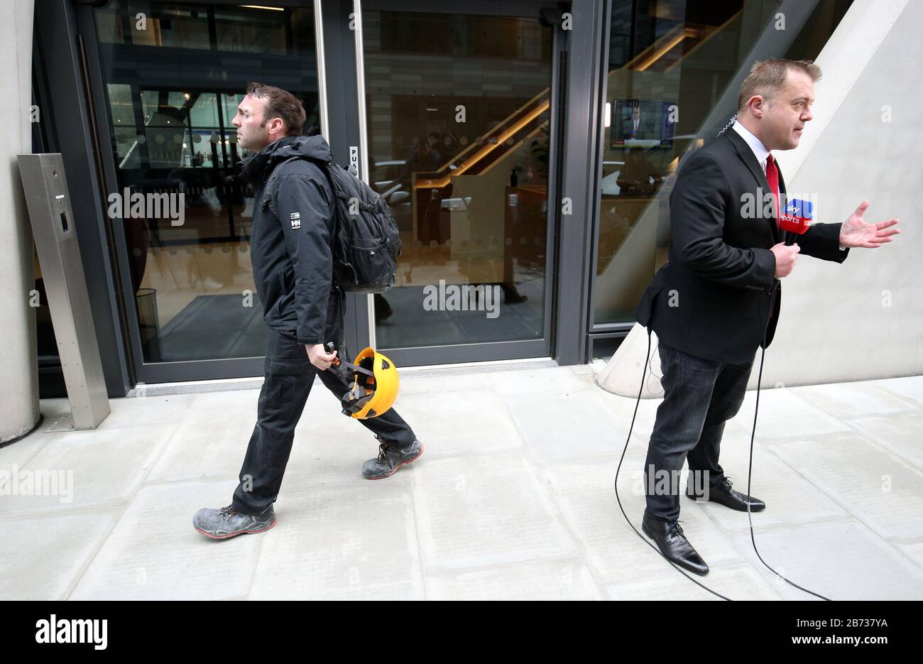 Sky sports reporter -Fotos und -Bildmaterial in hoher Auflösung – Alamy