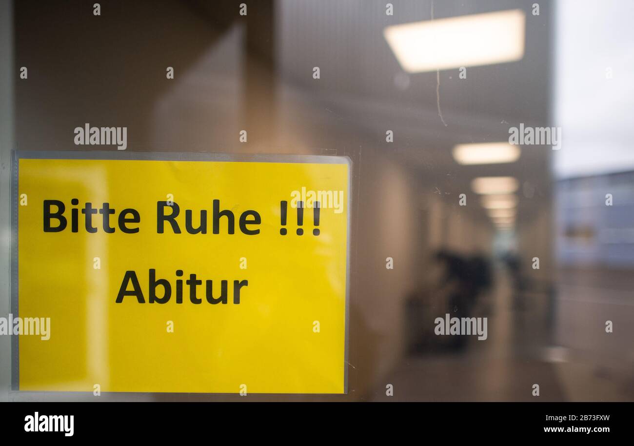 März 2020, Nordrhein-Westfalen, Übach-Palenberg: Ein Schild mit der ...
