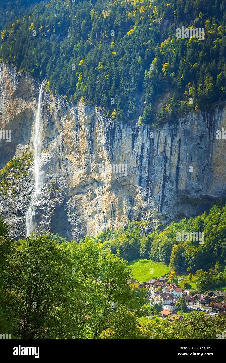 Wasserfall in schweizer alpen -Fotos und -Bildmaterial in hoher ...