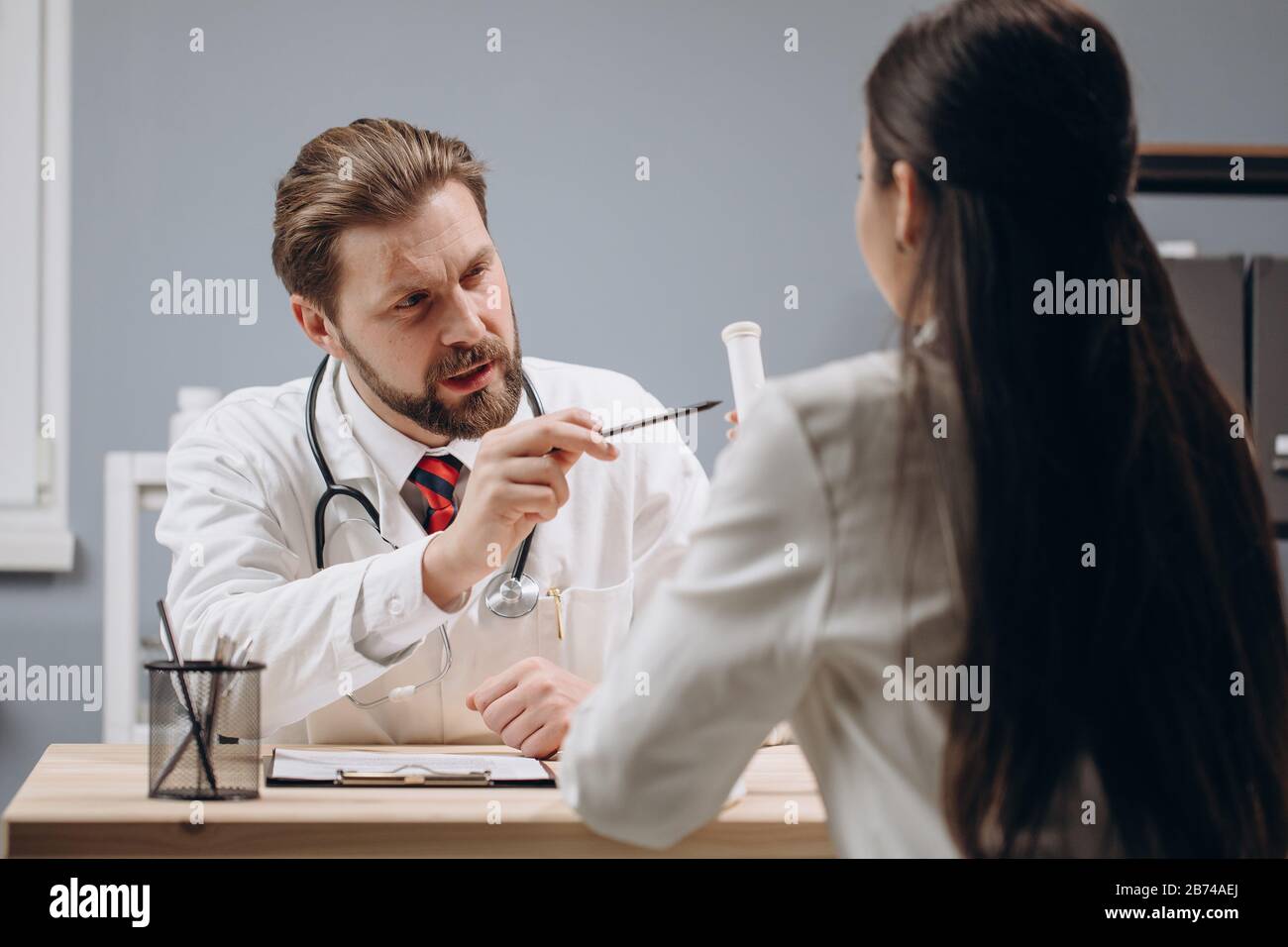 Medizinische Kollegen, die über die Behandlung und die ordnungsgemäße ...