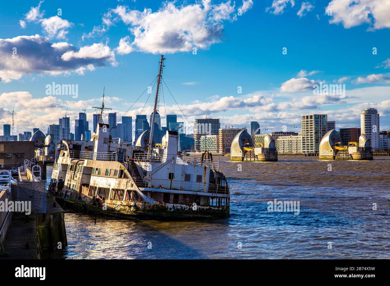 Thames Barrier London Boat Stockfotos und -bilder Kaufen - Alamy
