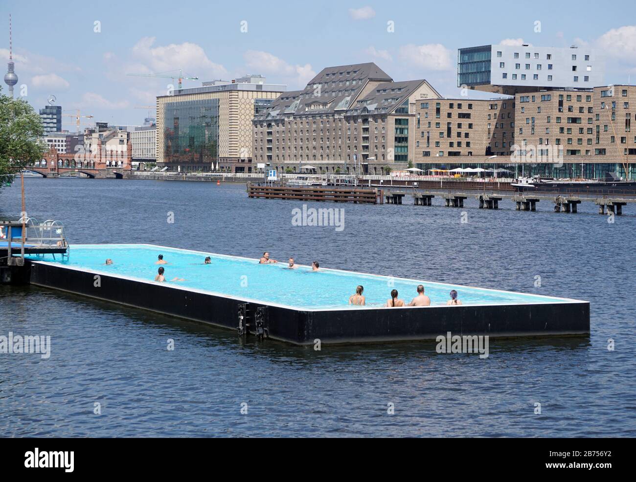 Spree pool floating swimming pool -Fotos und -Bildmaterial in hoher ...