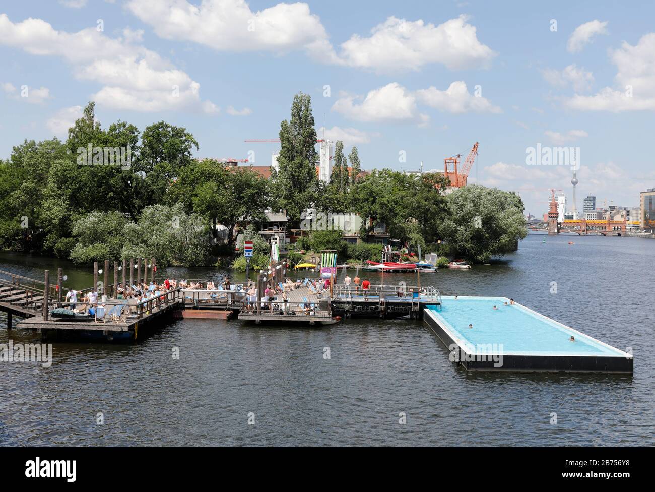 Badeschiff Berlin, eine schwimmende Badeanstalt mitten in der Spree, am ...