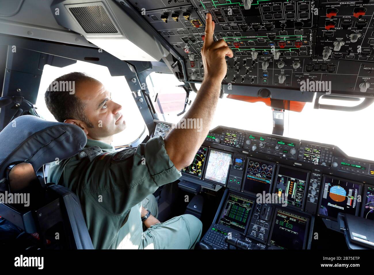 Airbus a400m cockpit -Fotos und -Bildmaterial in hoher Auflösung – Alamy