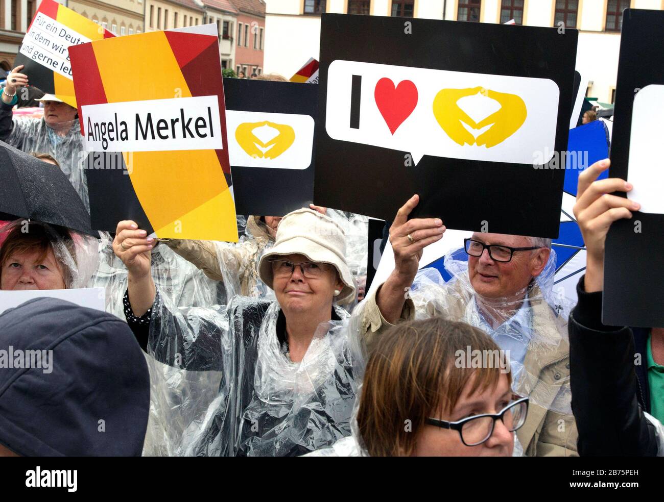 Angela merkel raute -Fotos und -Bildmaterial in hoher Auflösung – Alamy