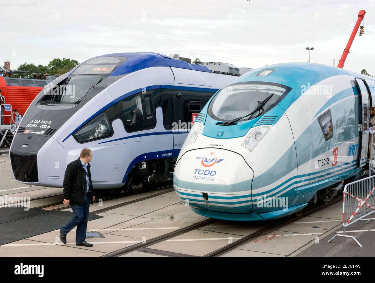 Ein Siemens-Velaro-Schnellzug für die Türkische Staatsbahn TCDD rechts ...