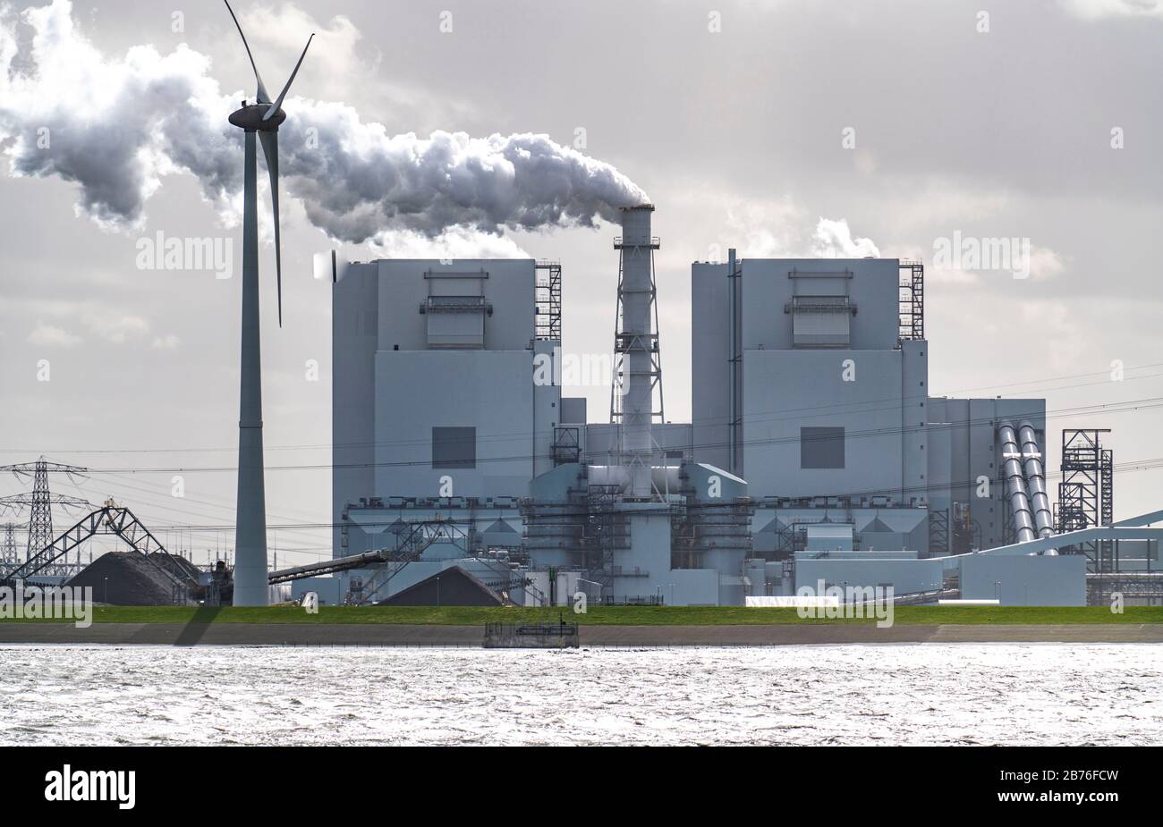 Energiepark Eemshaven, verschiedene Kraftwerke und die Windparks ...