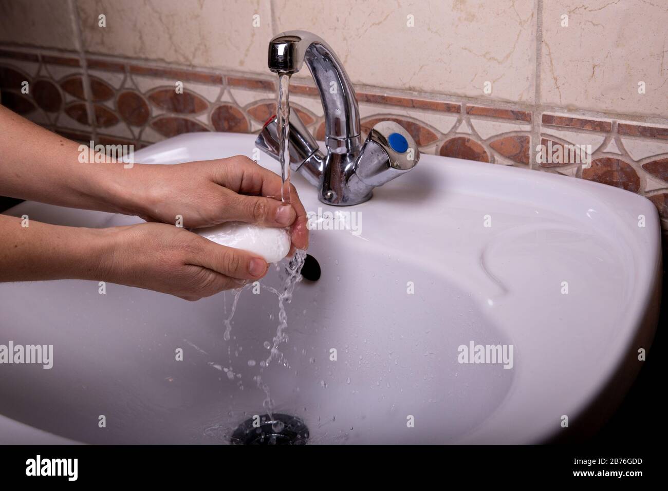 Wasserblase hande -Fotos und -Bildmaterial in hoher Auflösung – Alamy