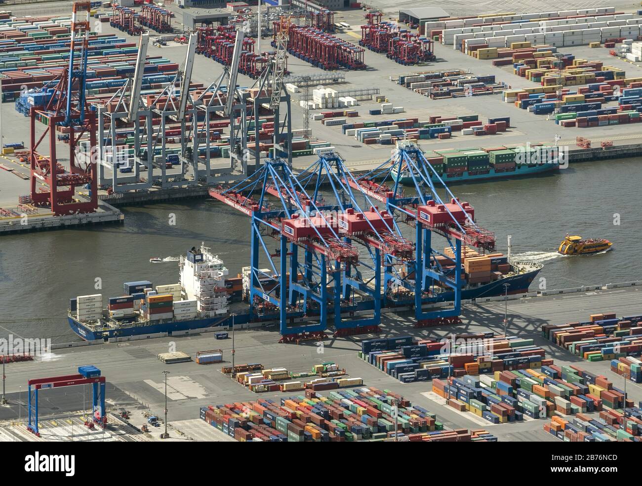 Container- und Containerschiffe an Liegeplatz HHLA Logistics Container ...