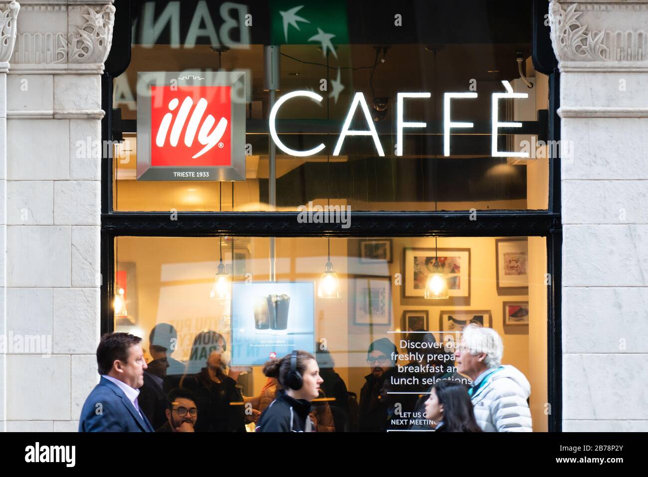 Illy caffe -Fotos und -Bildmaterial in hoher Auflösung – Alamy