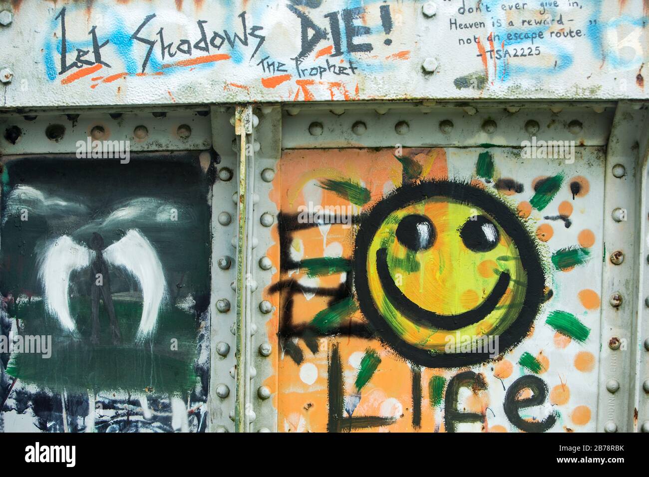 Das Leben ist ein wunderschönes Graffiti mit einem gelben Smiley ...