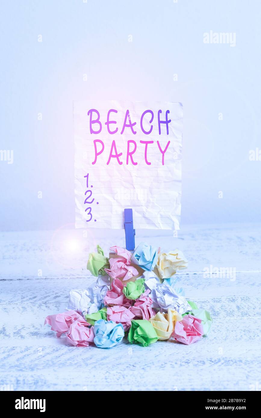 Textschild mit Strandparty. Geschäftsfoto, auf dem eine große Gruppe ...