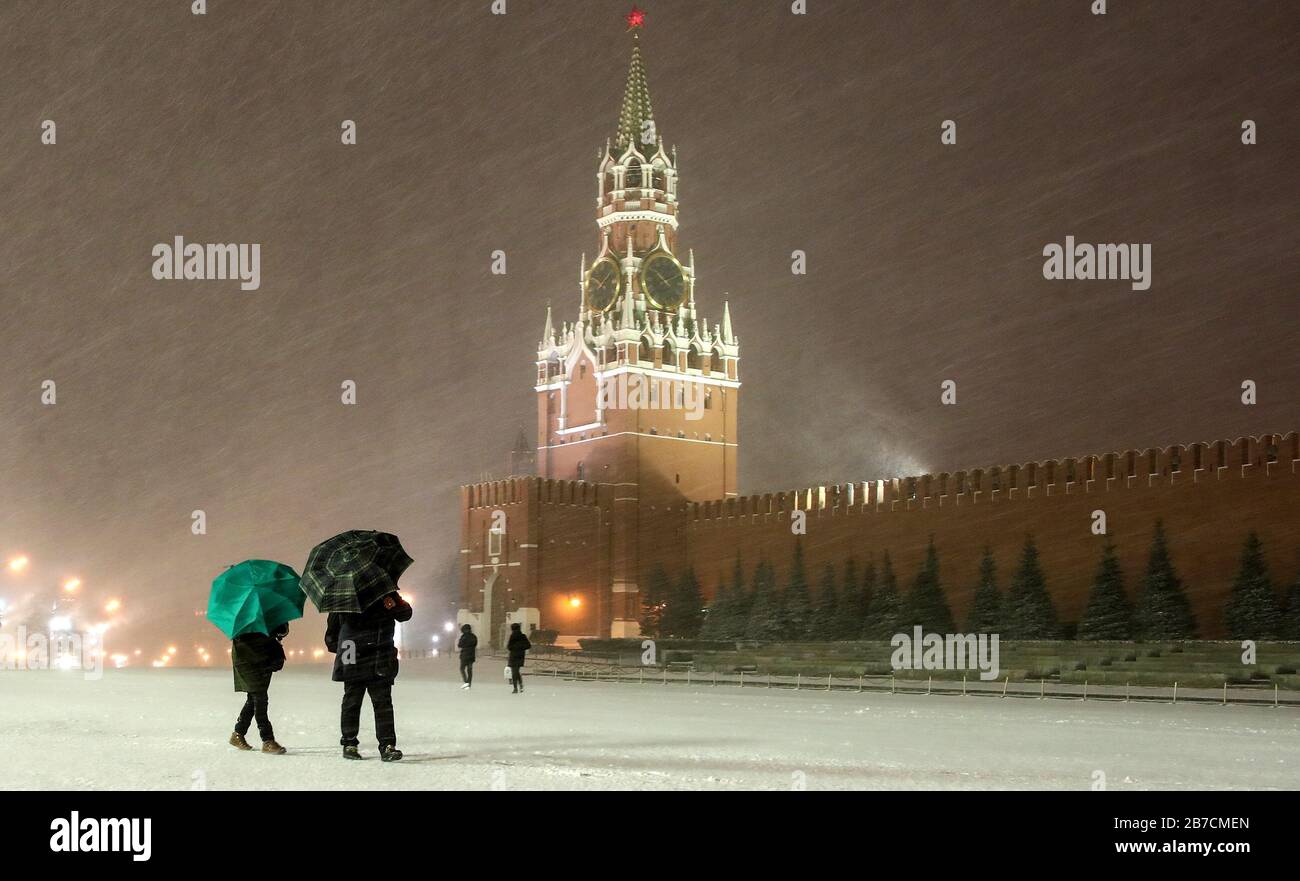 Menschen In Rot Stockfotos und -bilder Kaufen - Alamy