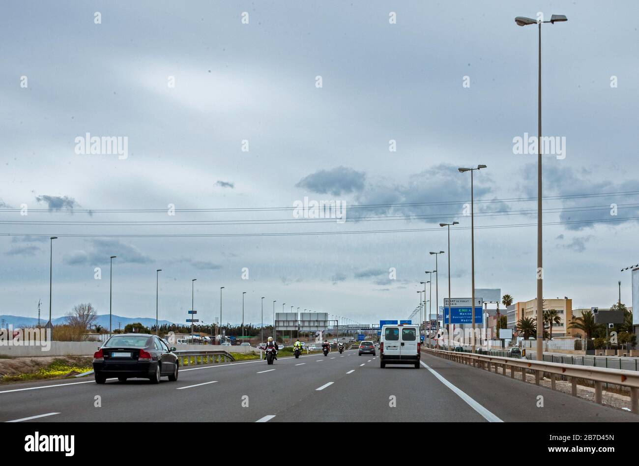 Autos auf der Straße mit Verkehrszeichen und Linien Stockfotografie - Alamy