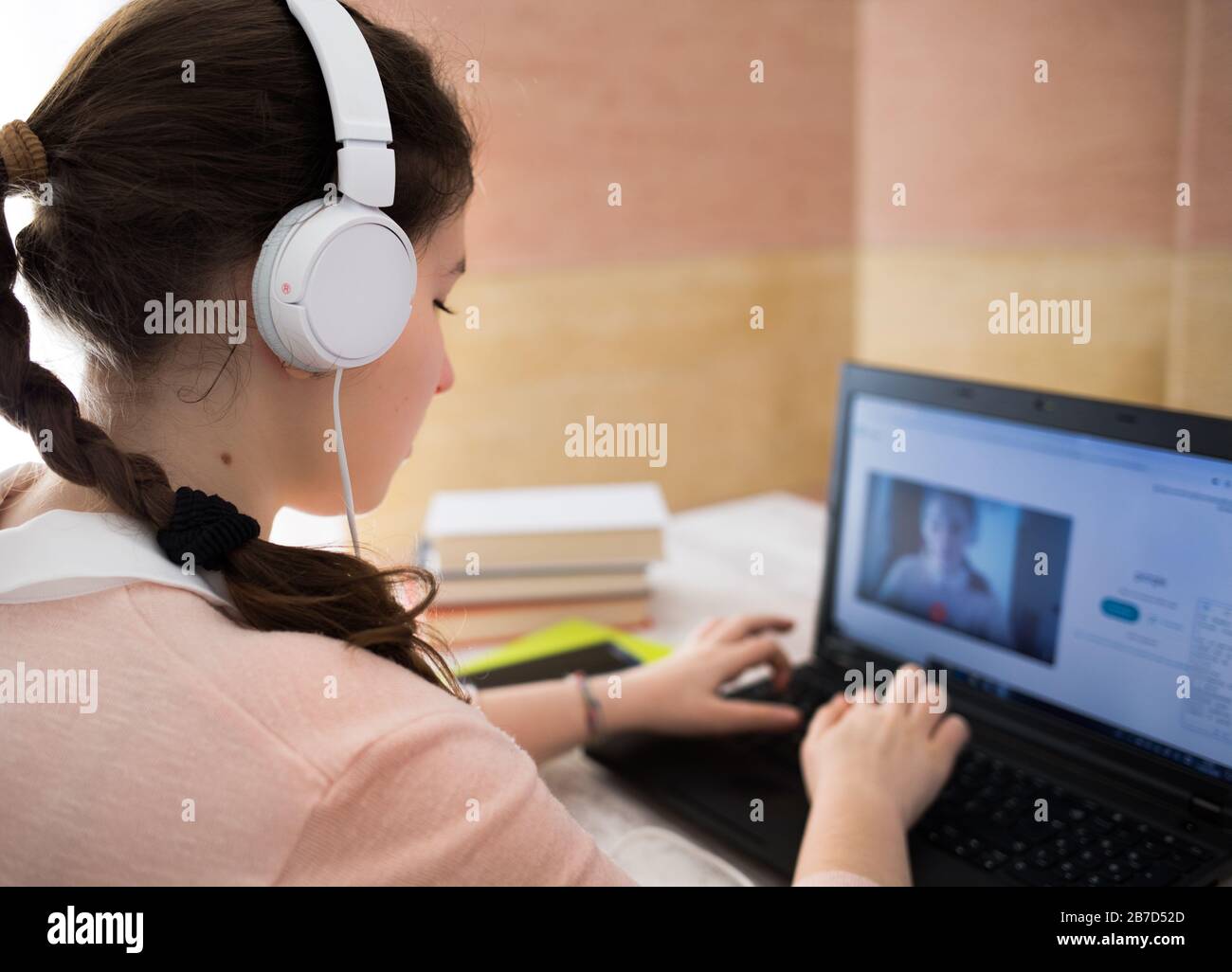 Mädchen am schreibtisch am lernen -Fotos und -Bildmaterial in hoher Auflösung – Alamy