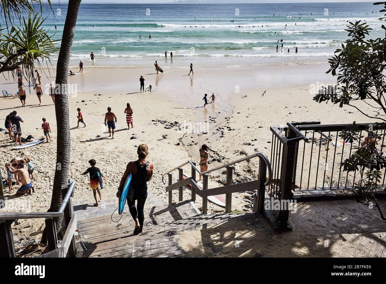 Menschen Am Strand Sonnenbaden Stockfotos und -bilder Kaufen - Alamy
