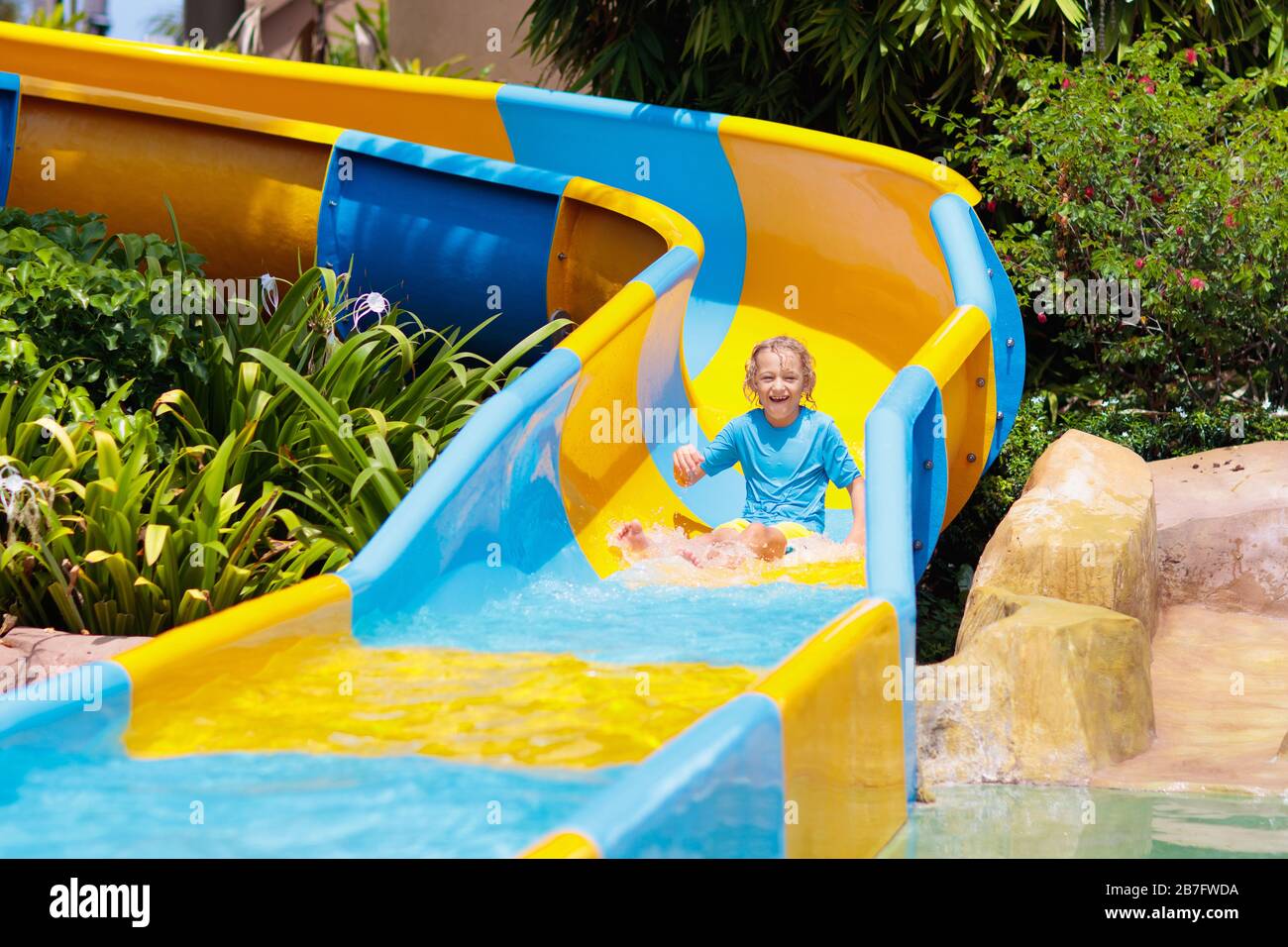 Kinder auf Wasserrutsche im Aquapark. Kinder, die auf Wasserrutschen ...
