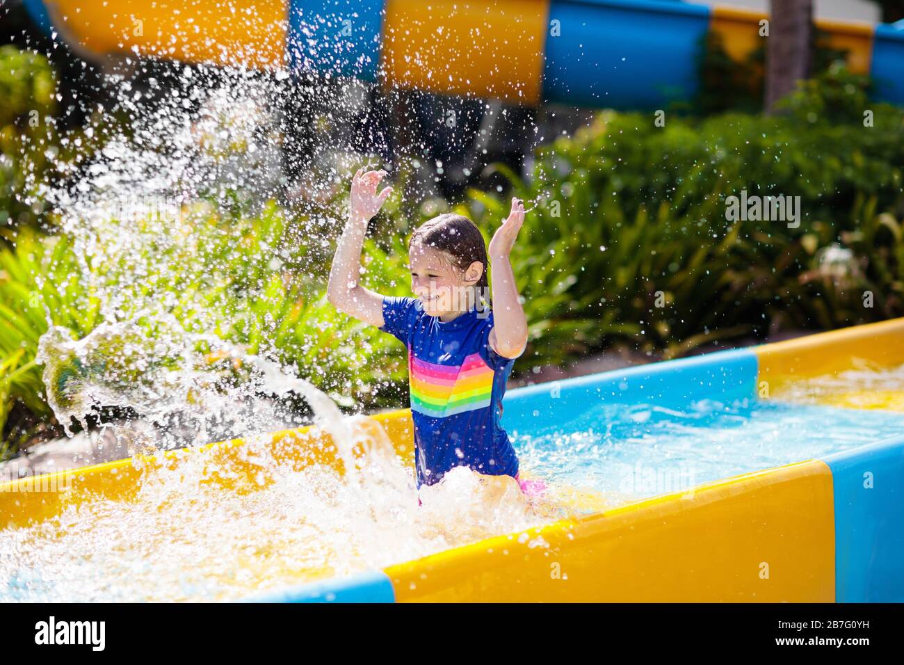 Kinder auf Wasserrutsche im Aquapark. Kinder, die auf Wasserrutschen ...