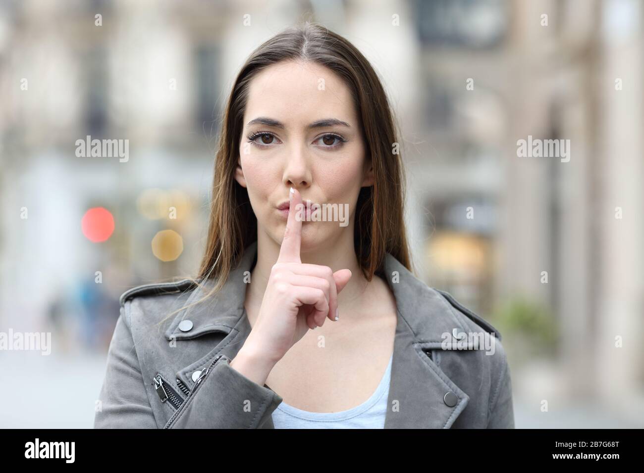 Shhh girl finger lips -Fotos und -Bildmaterial in hoher Auflösung – Alamy