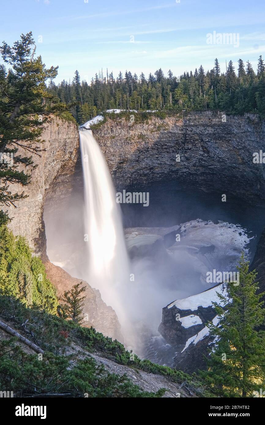 Helmcken Falls ist ein 141 m hoher Wasserfall am Murtle River innerhalb des Wells Gray ...