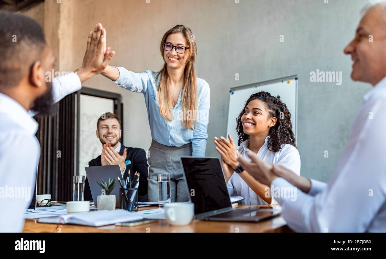 Mitarbeiter, Die High-Five-Feiern Zum Erfolg Bei Der Arbeit In Office ...