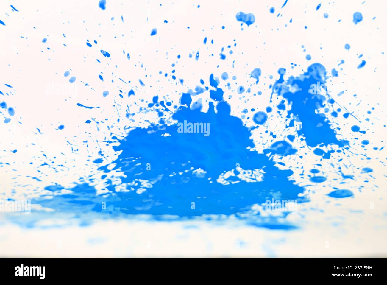 Blue splatter on white background -Fotos und -Bildmaterial in hoher ...