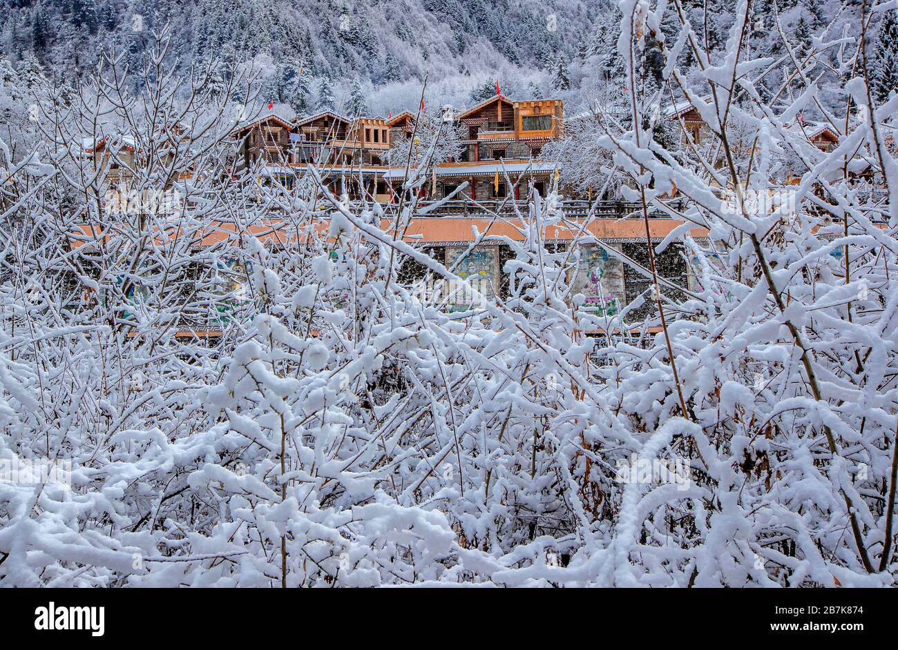 Blick auf den Schnee auf das Gebiet der Yangrong Hade Naizigou Scenic ...