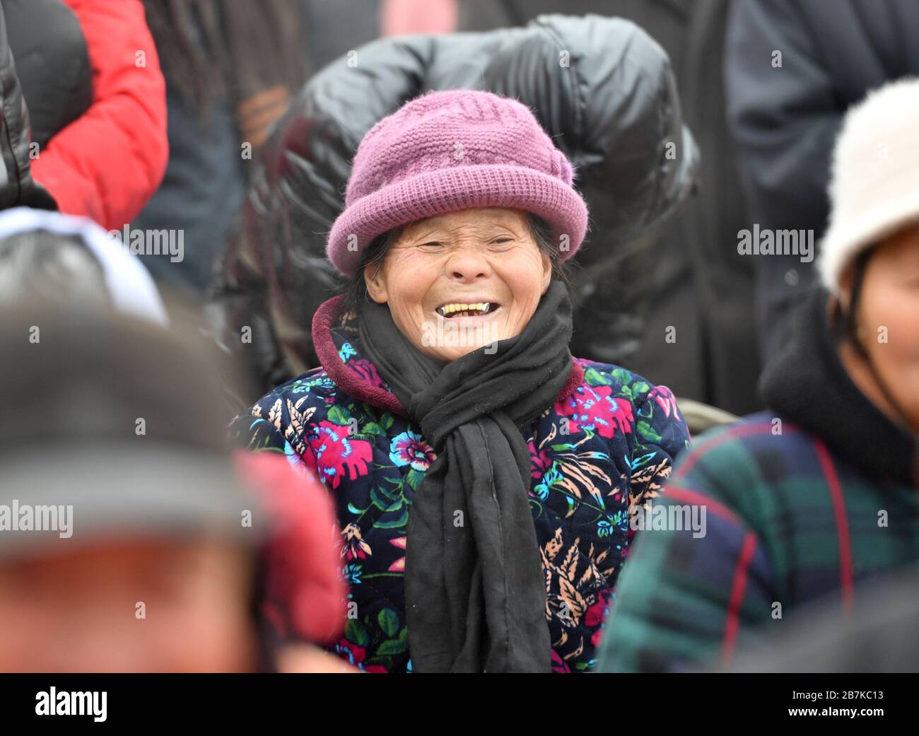 Dorfbewohner aller Altersgruppen und Berufe lächeln bei der Vorstellung ...