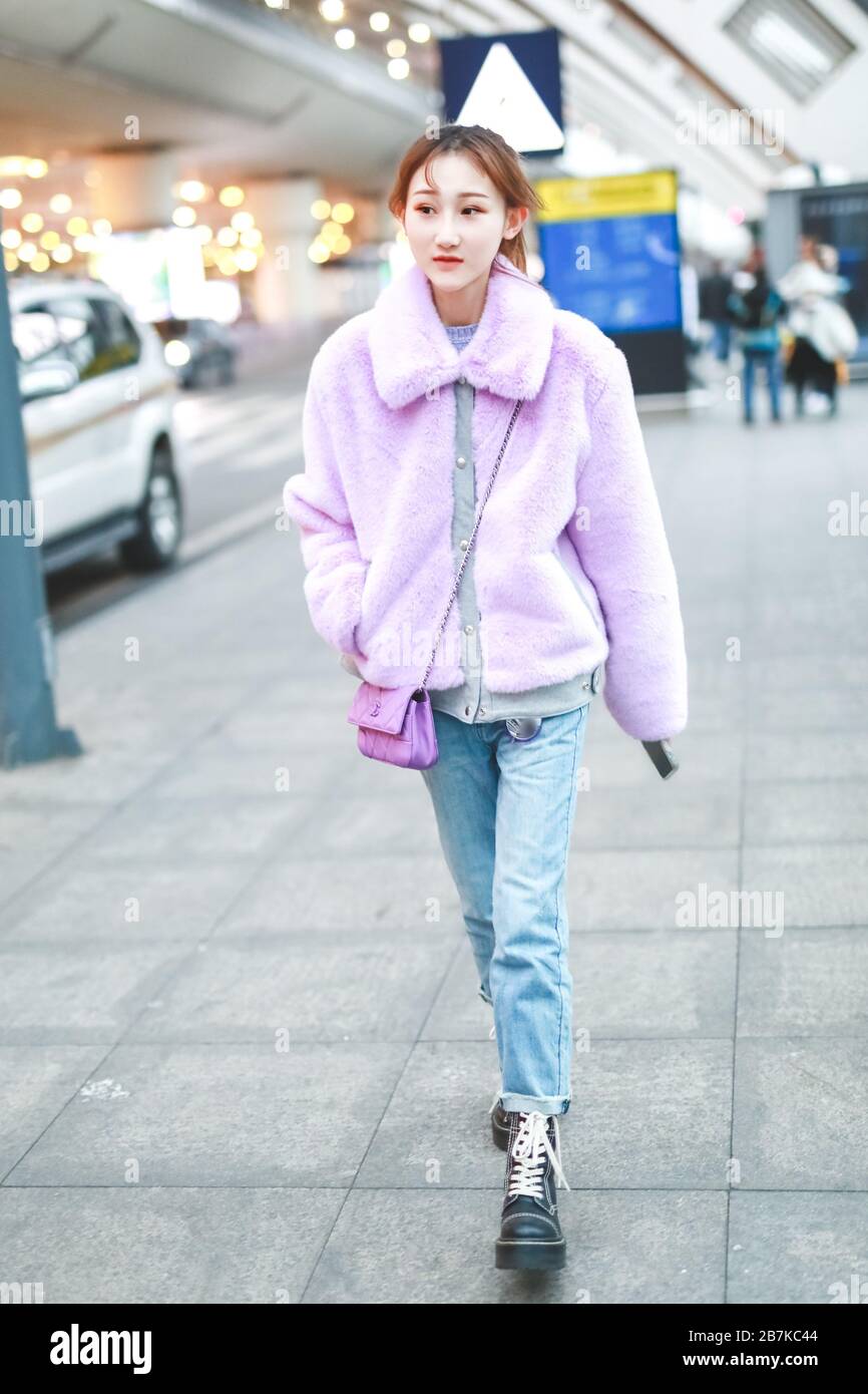 Der chinesische Sänger Chen Xuening kommt vor dem Abflug in Chengdu ...