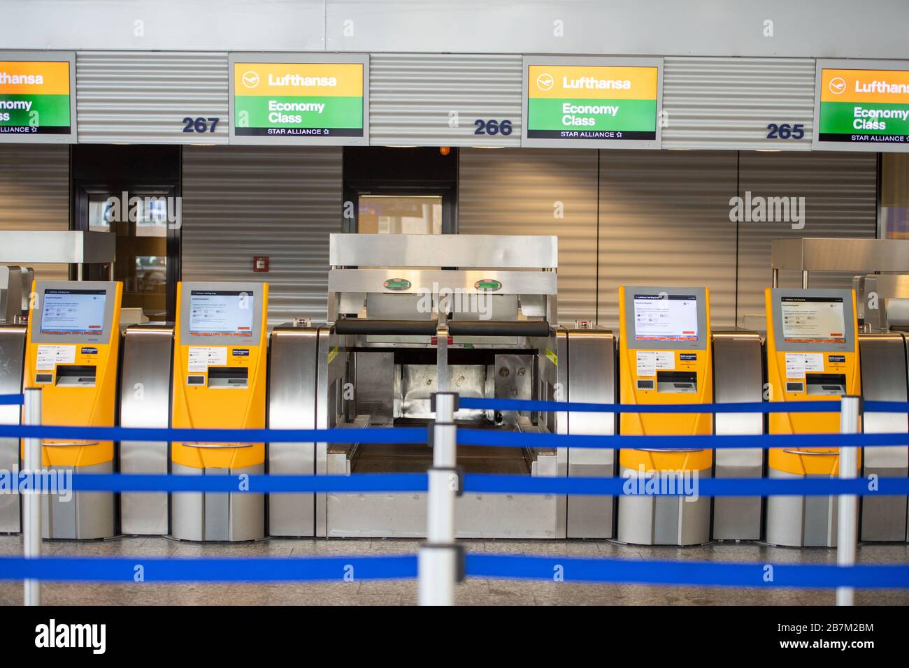 Check in counter lufthansa ticket -Fotos und -Bildmaterial in hoher ...