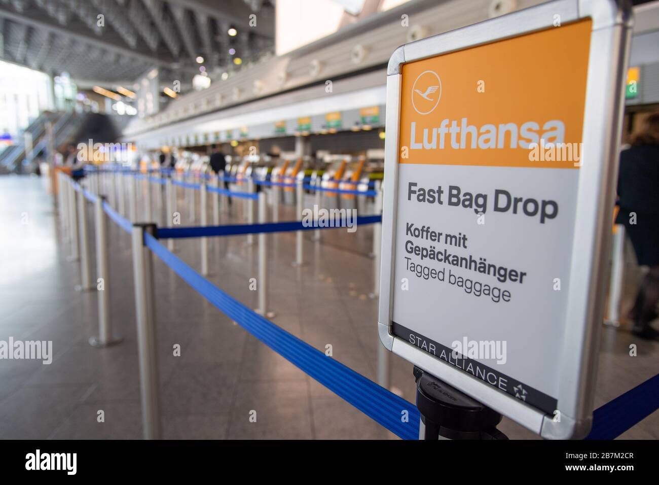 Check in counter lufthansa ticket -Fotos und -Bildmaterial in hoher ...