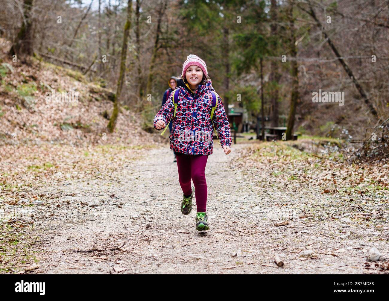 Kinder, Die In Den Wald Gehen Stockfotos und -bilder Kaufen - Alamy