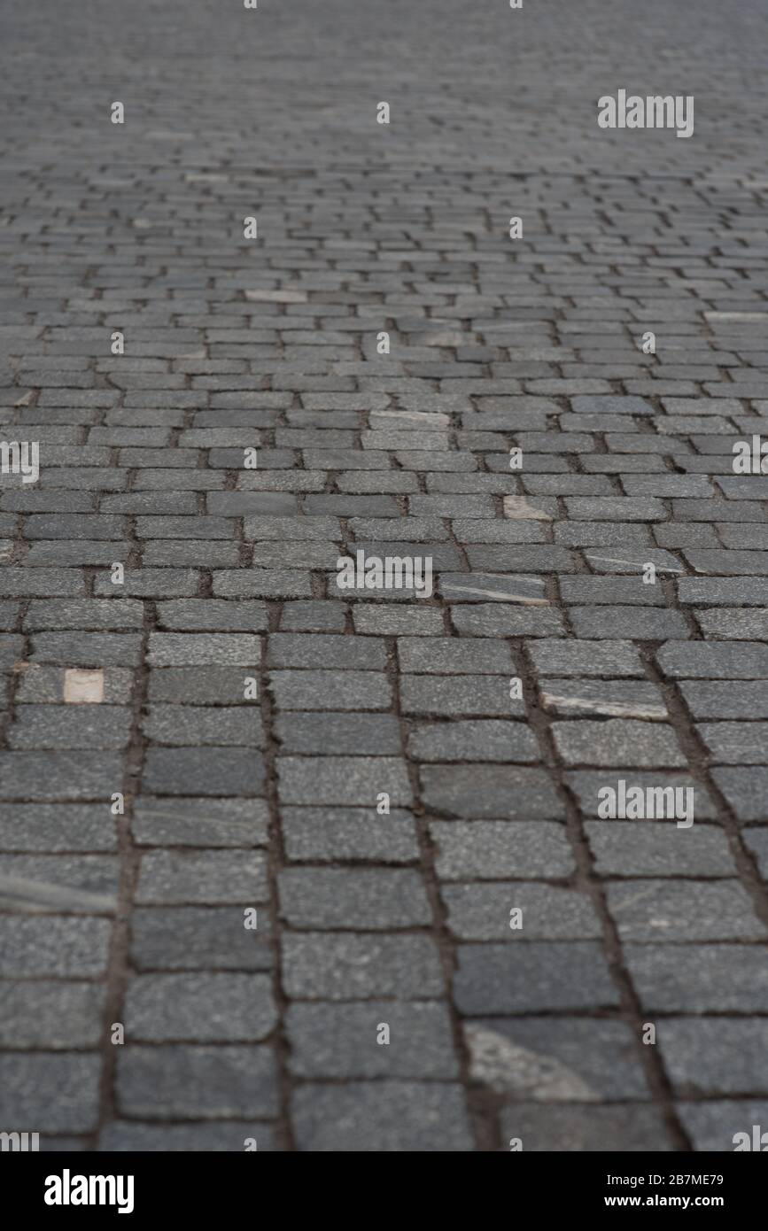 Alter europäischer Innenhof, gepflastert mit grauen Kopfsteinpflaster ...