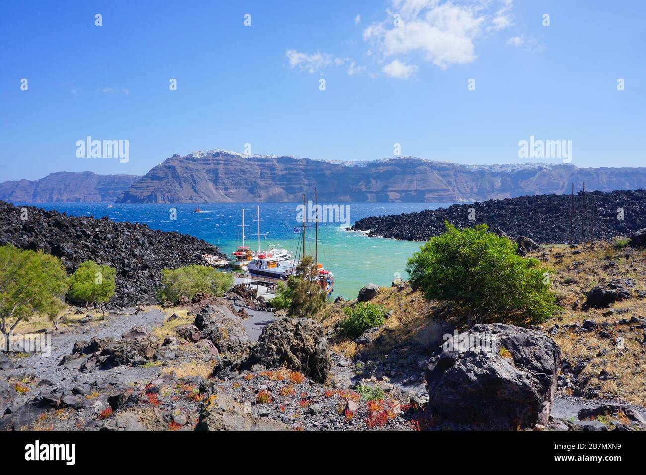 Eine malerische Insel, die vom alten Vulkan Tholos Naftilos erschaffen ...