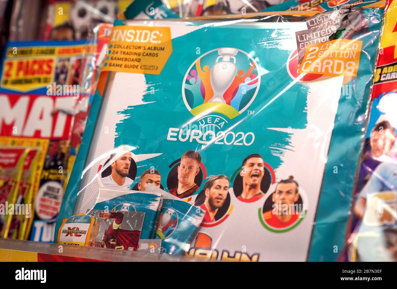 Offizielles euro 2020 sticker album im inneren -Fotos und -Bildmaterial ...