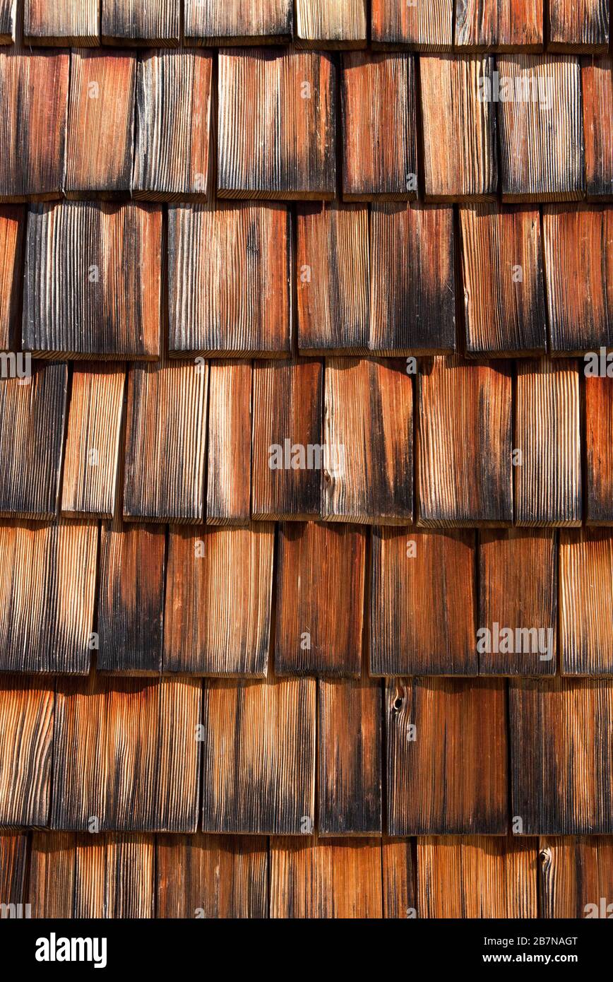 Hausfassade aus Holzschindeln, verwitterten Holzschindeln, Österreich Stockfotografie - Alamy